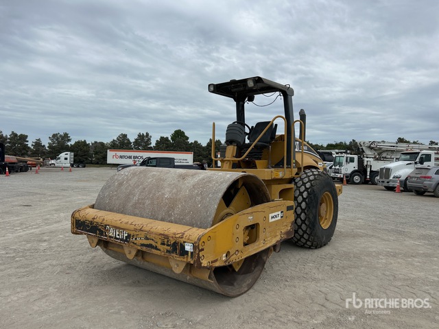 2006 Cat CS563E Smooth Drum Compactor | Ritchie Bros. Auctioneers