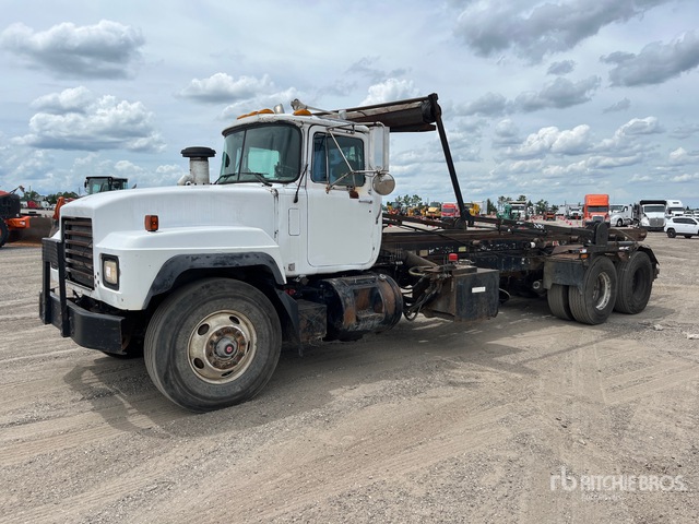 2000 Mack RD688S 6x4 Roll-Off Truck | Ritchie Bros. Auctioneers