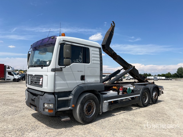 2002 MAN TGA 460 6x2 Roll-Off Truck | Ritchie Bros. Auctioneers