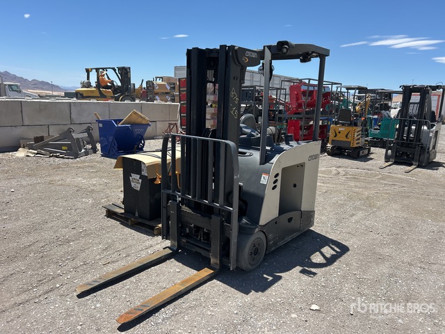2019 Crown RC5545-40 3800 lb Order Picker | Ritchie Bros. Auctioneers