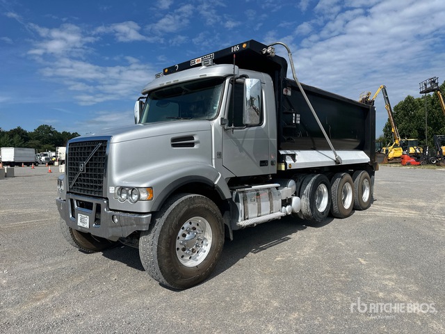 2017 Volvo VHD 8x4 Tri/A Camión dumper | Ritchie Bros. Auctioneers