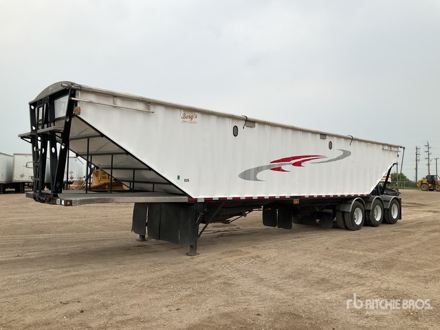 2016 Berg 45 ft Tri/A Belly Dump Grain Trailer | Ritchie Bros. Auctioneers