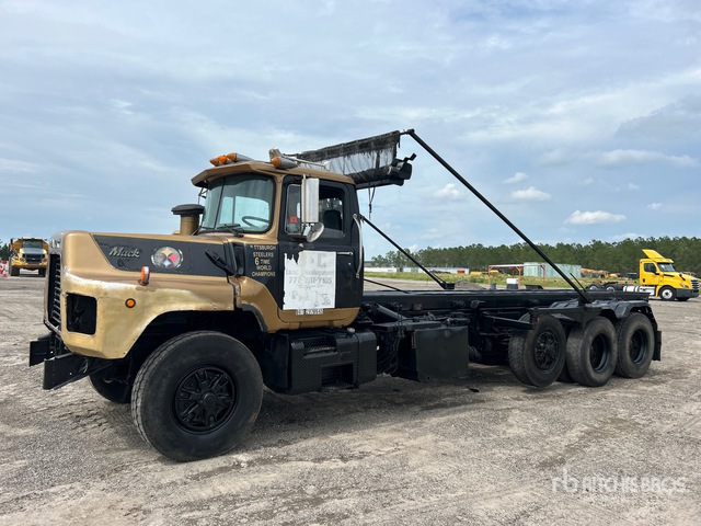 1993 Mack DM690S 8x4 Roll-Off Truck | Ritchie Bros. Auctioneers