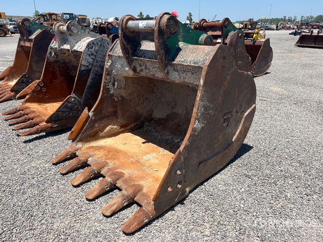 TRM 60 in Digging Excavator Bucket | Ritchie Bros. Auctioneers