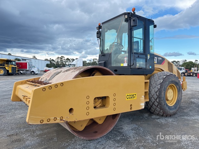 2012 Cat CS76 XT Smooth Drum Compactor | Ritchie Bros. Auctioneers