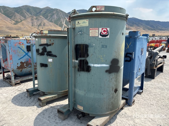 Quantity of (4) Pallets of Grease Tote | Ritchie Bros. Auctioneers