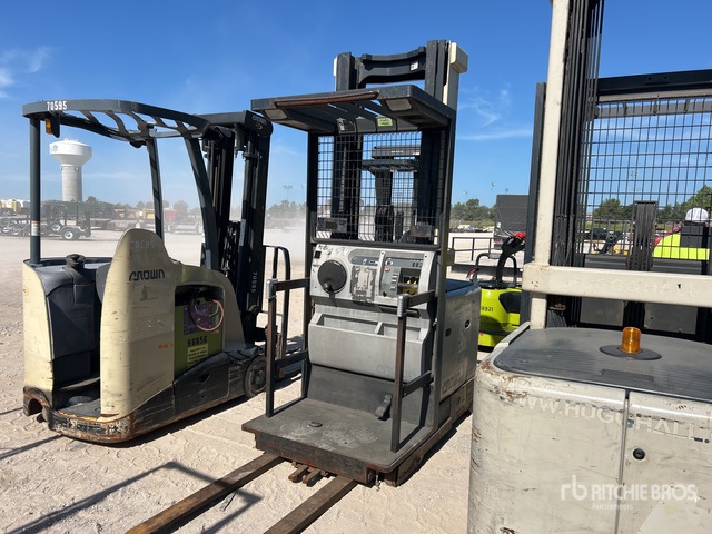 2000 Crown SP3000 3000 lb Order Picker | Ritchie Bros. Auctioneers