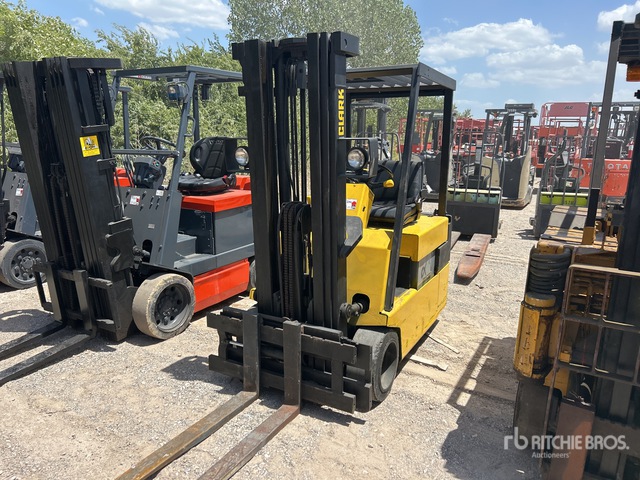 Clark TM25 4150 lb Montacargas Eléctrico | Ritchie Bros. Auctioneers