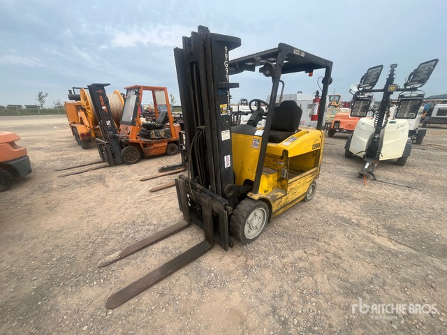 Clark ECG30 5400 lb Pneumatic Tire Forklift | Ritchie Bros. Auctioneers