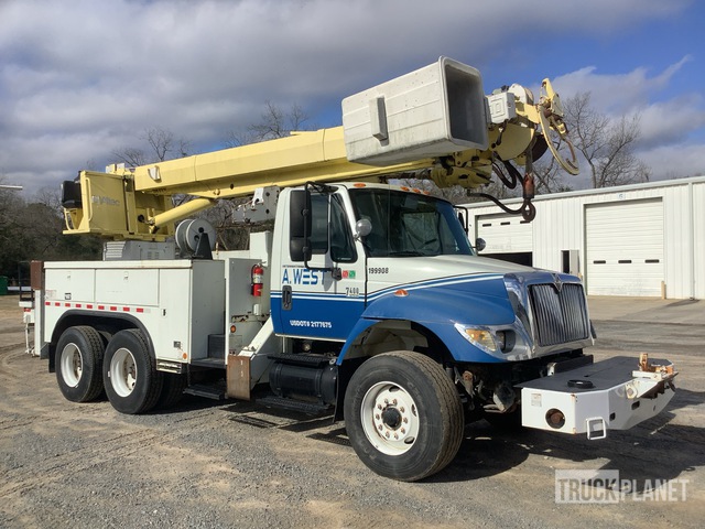 2003 Altec D3050 TR on 2004 International 7400 6x4 Bucket Truck in Albany, Georgia, United ...