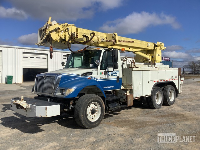 2003 Altec D3050 TR on 2004 International 7400 6x4 Bucket Truck in Albany, Georgia, United ...