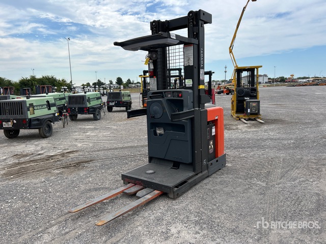 2020 Toyota 8BPUE15 3000 lb Order Picker | Ritchie Bros. Auctioneers