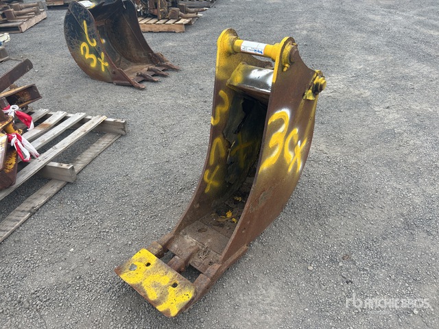 300 mm Q/C Cleanup Backhoe Rear Bucket | Ritchie Bros. Auctioneers