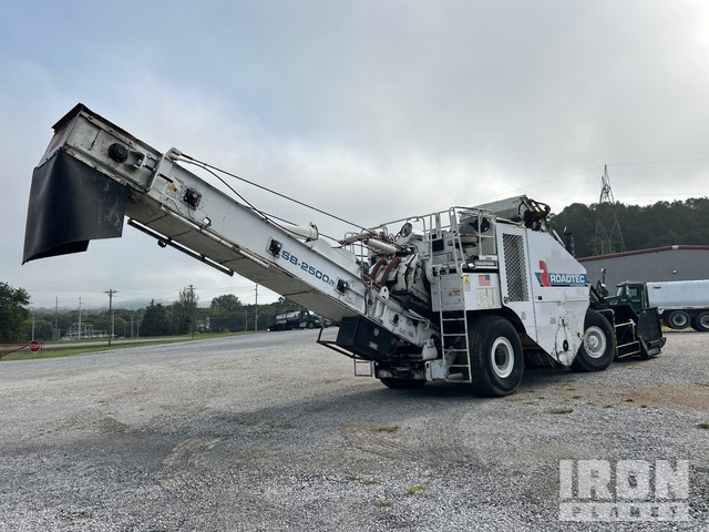 2017 Roadtec SB-2500E Wheel Asphalt Transfer Machine in New Market ...