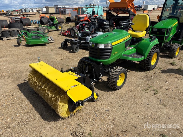 2014 John Deere X758 Utility Tractor | Ritchie Bros. Auctioneers