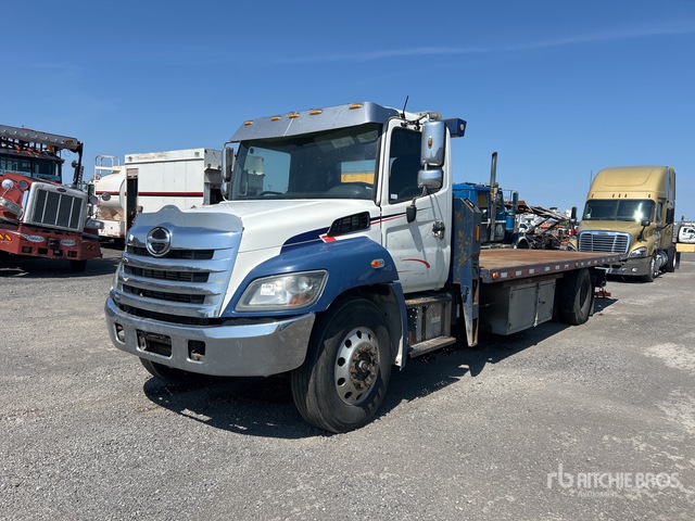 2015 Hino 358 4x2 Camion à ridelles (Inoperable) | Ritchie Bros ...