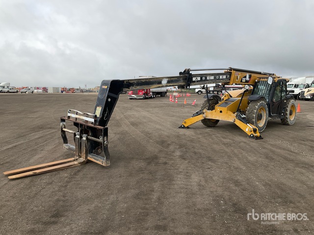2017 Cat TL943D Chariot élévateur télescopique | Ritchie Bros. Auctioneers