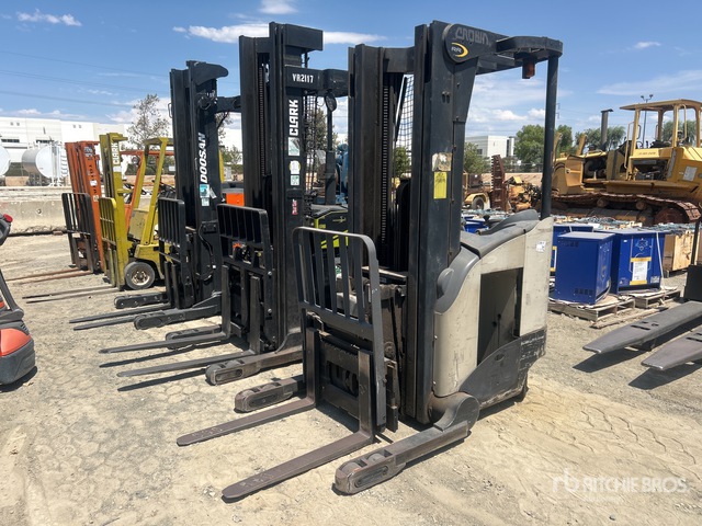 2005 Crown RD5220-30 5335 lb Electric Forklift | Ritchie Bros. Auctioneers