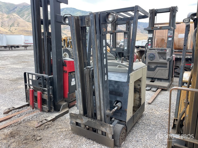 2004 Crown RC3020-30 4825 lb Electric Forklift (Inoperable) | Ritchie ...