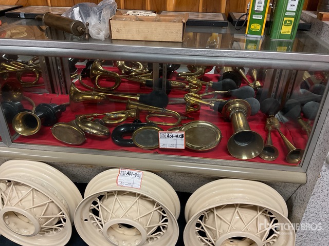 Quantity of antique brass horns | Ritchie Bros. Auctioneers
