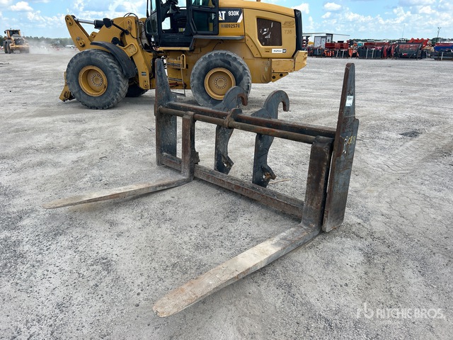 59 in Q/C Wheel Loader Forks - Fits Cat 930K | Ritchie Bros. Auctioneers