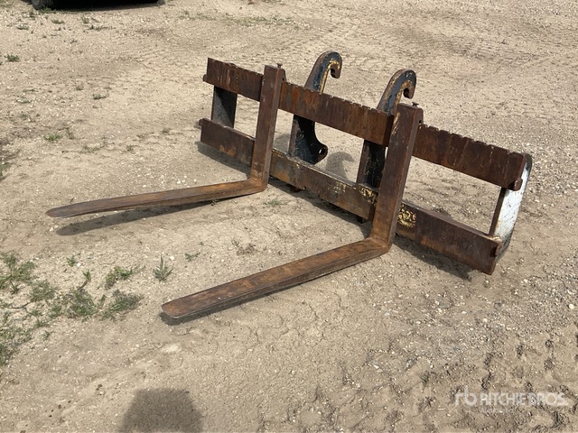Cat PFL2042 Tractor Pallet Forks | Ritchie Bros. Auctioneers