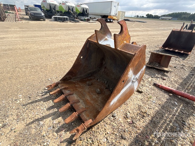 WBM 33 in Digging Bucket | Ritchie Bros. Auctioneers