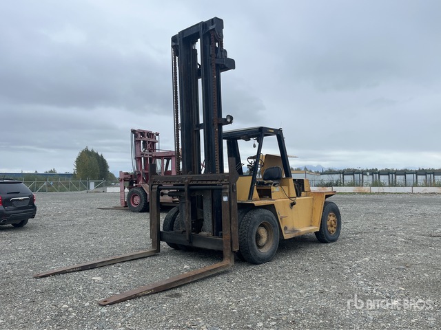 Cat V330B 33000 lb Pneumatic Tire Chariot Élévateur | Ritchie Bros ...