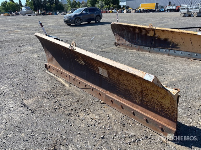 132 in Motor Grader Snow Wing | Ritchie Bros. Auctioneers