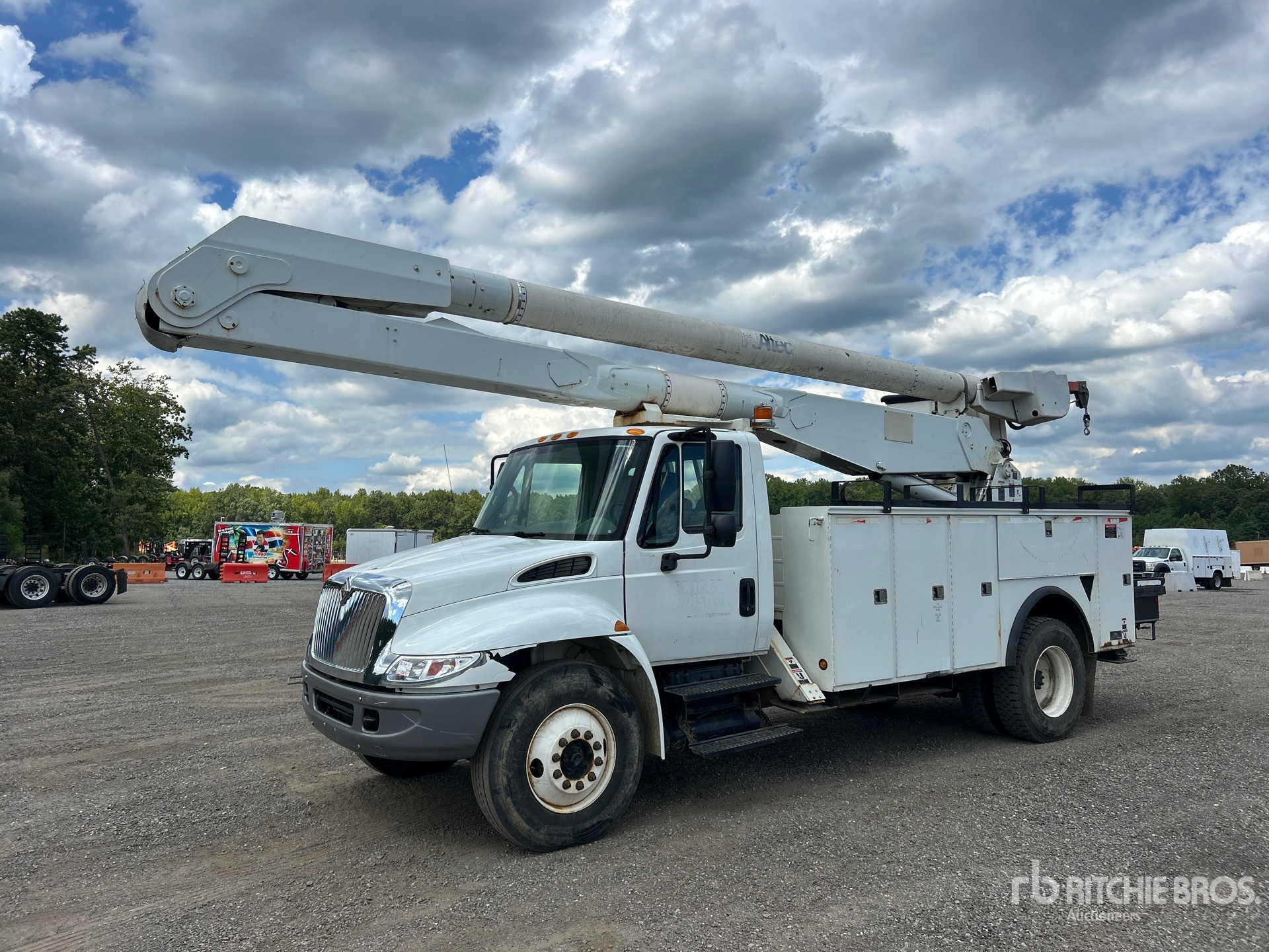 2005 Altec AA755L 55 ft on 2006 International 4300 4x2 Bucket Truck | Ritchie Bros. Auctioneers