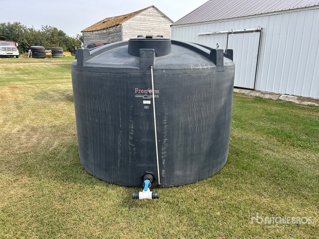 Free Form 1250 gal Poly Water Tank | Ritchie Bros. Auctioneers