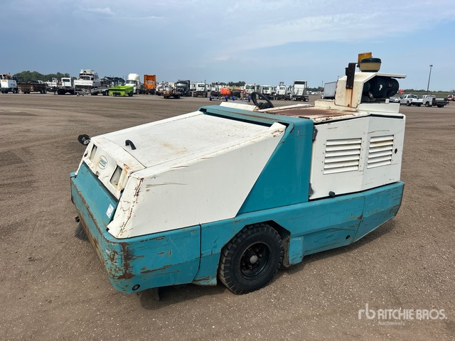 Tennant 800 Ride-On Sweeper | Ritchie Bros. Auctioneers