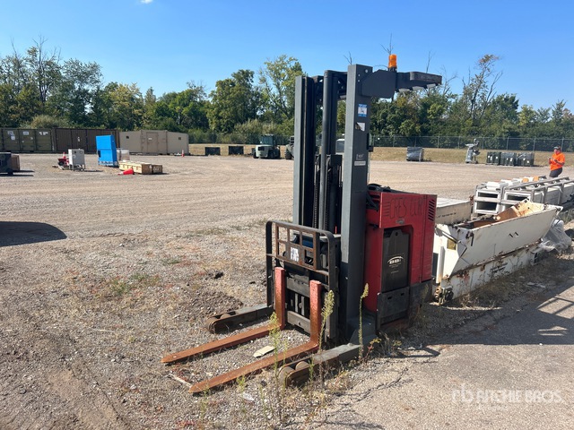 1998 Raymond EASI R30TT 3000 lb Order Picker | Ritchie Bros. Auctioneers