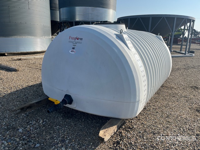 Free Form 1620 gal Poly Water Tank | Ritchie Bros. Auctioneers