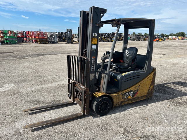 2020 Cat 2ET4000 3940 lb Electric Forklift | Ritchie Bros. Auctioneers