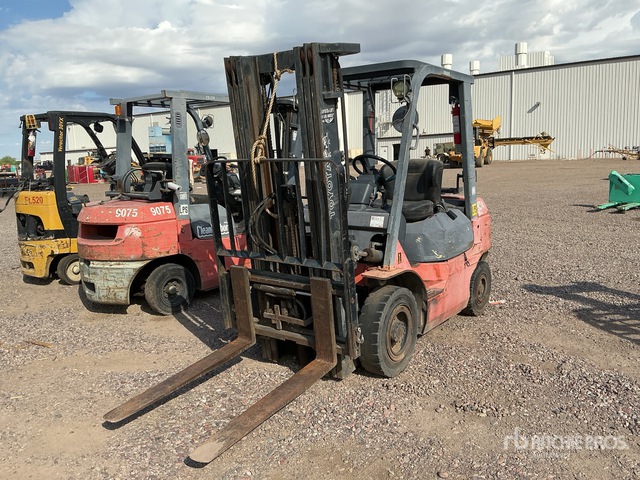 2001 Toyota 7FGU25 3750 lb Pneumatic Tire Forklift (Inoperable ...