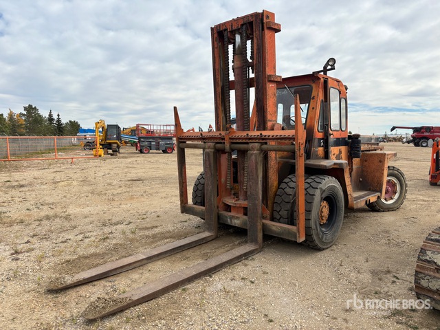 Clarke CHY300 30000 lb Pneumatic Tire Forklift (Inoperable) | Ritchie ...