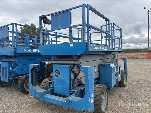 2013 Genie GS-4390 Dual Fuel Scissor Lift | Ritchie Bros. Auctioneers