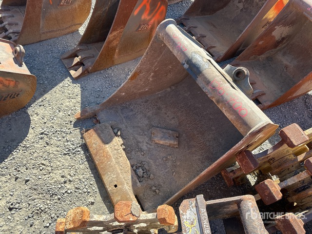 32 in Cleanup Backhoe Rear Bucket | Ritchie Bros. Auctioneers