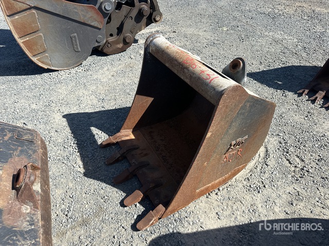 29 in Q/C Digging Backhoe Rear Bucket | Ritchie Bros. Auctioneers