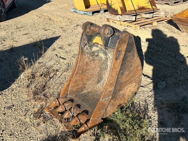 24 in Digging Backhoe Rear Bucket - Fits Cat | Ritchie Bros. Auctioneers