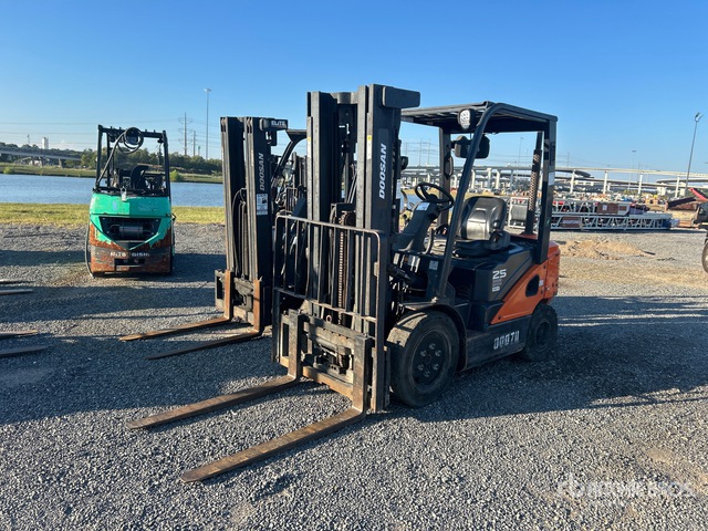 Doosan D25S-7 4600 lb Pneumatic Tire Forklift | Ritchie Bros. Auctioneers