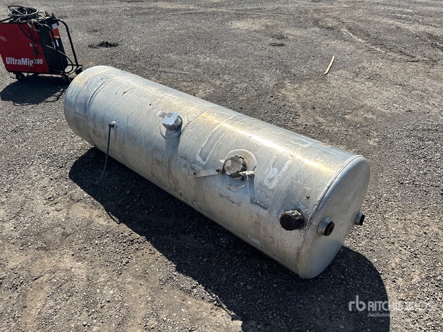 Fuel/Hydraulic Combination Tank for Semi Truck | Ritchie Bros. Auctioneers