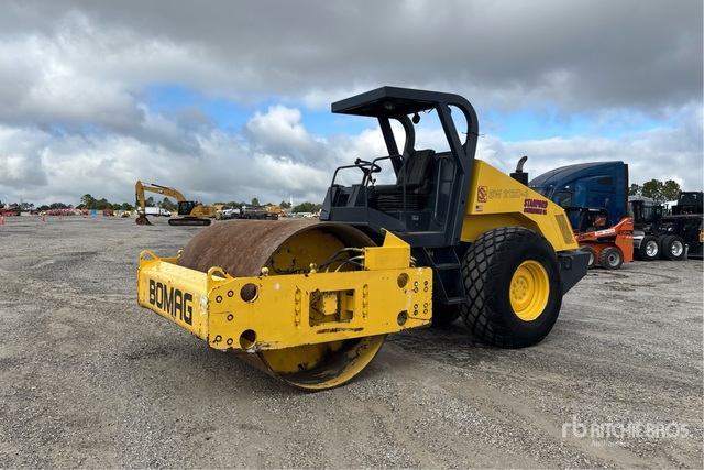 1999 Bomag BW212D-3 Smooth Drum Compactor | Ritchie Bros. Auctioneers
