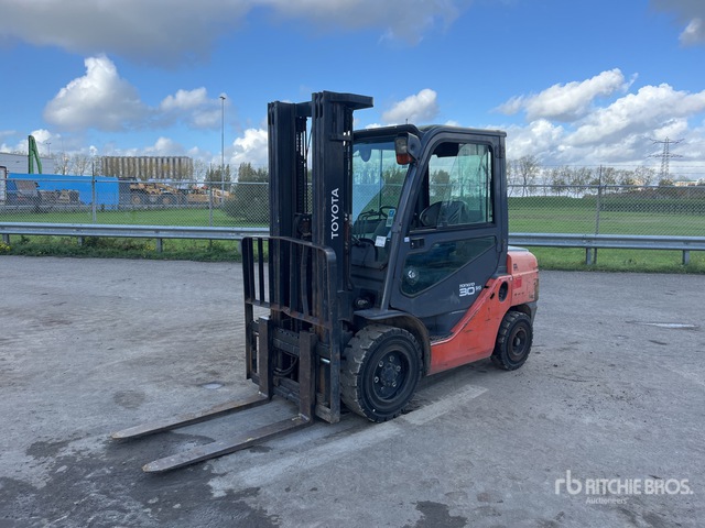 2011 Toyota 52-8FDF30 Forklift | Ritchie Bros. Auctioneers