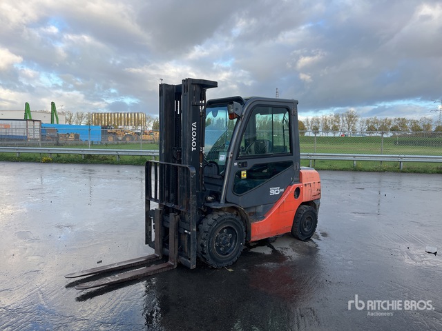 2011 Toyota 52-8FDF30 Forklift | Ritchie Bros. Auctioneers