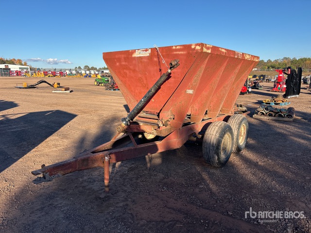 10 ft x 6 ft 2 in Tow Behind Lime Spreader Divers - Équipement agricole ...