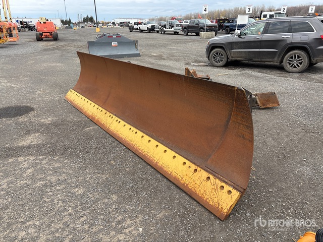 Cat 168 in Motor Grader Snow Wing | Ritchie Bros. Auctioneers