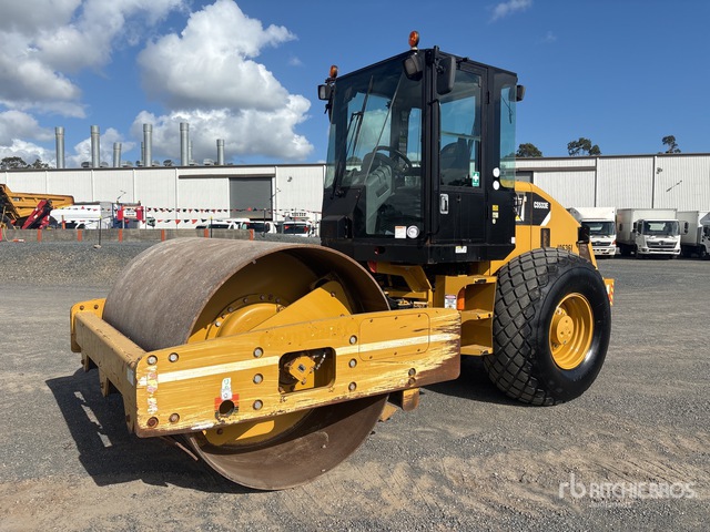 2018 Cat CS-533E Smooth Drum Compactor | Ritchie Bros. Auctioneers