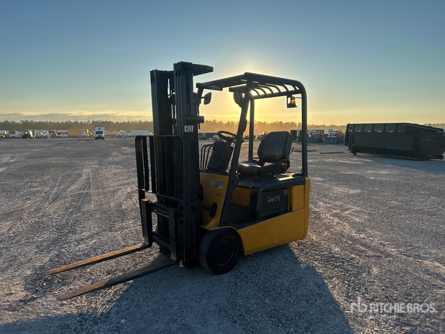 2008 Cat ET3000 Electric Forklift | Ritchie Bros. Auctioneers